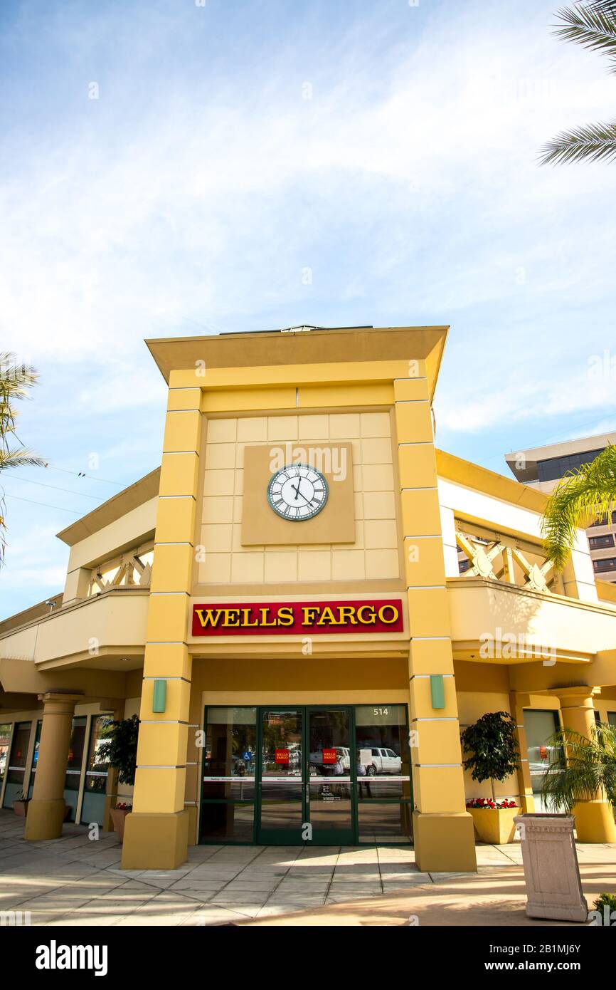 Wells fargo branch office hi-res stock photography and images - Alamy