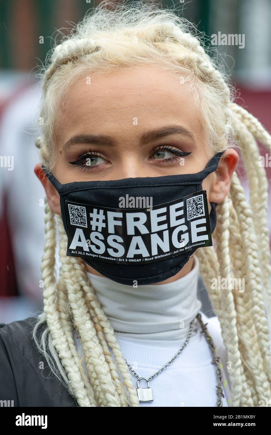 Chelsea manning mask hi-res stock photography and images - Alamy