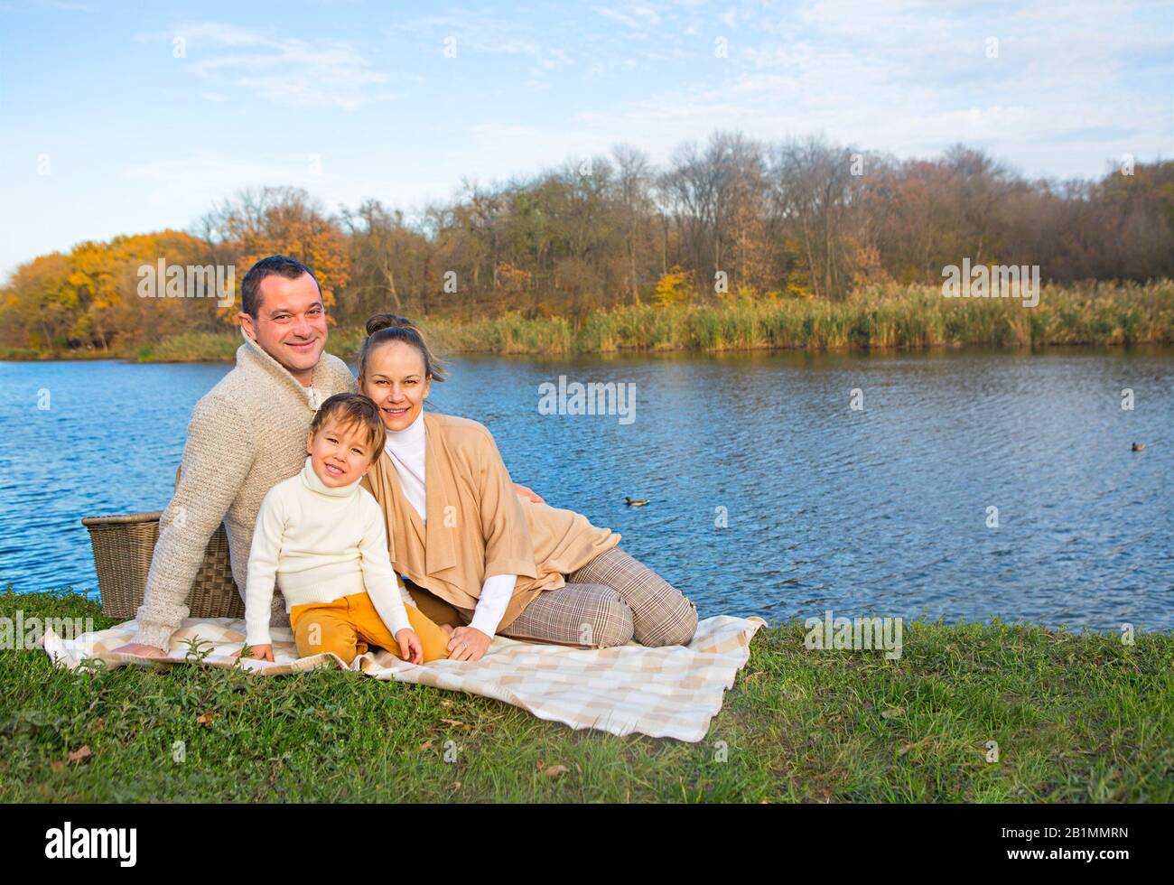 Family mother father lake vacation hi-res stock photography and images ...