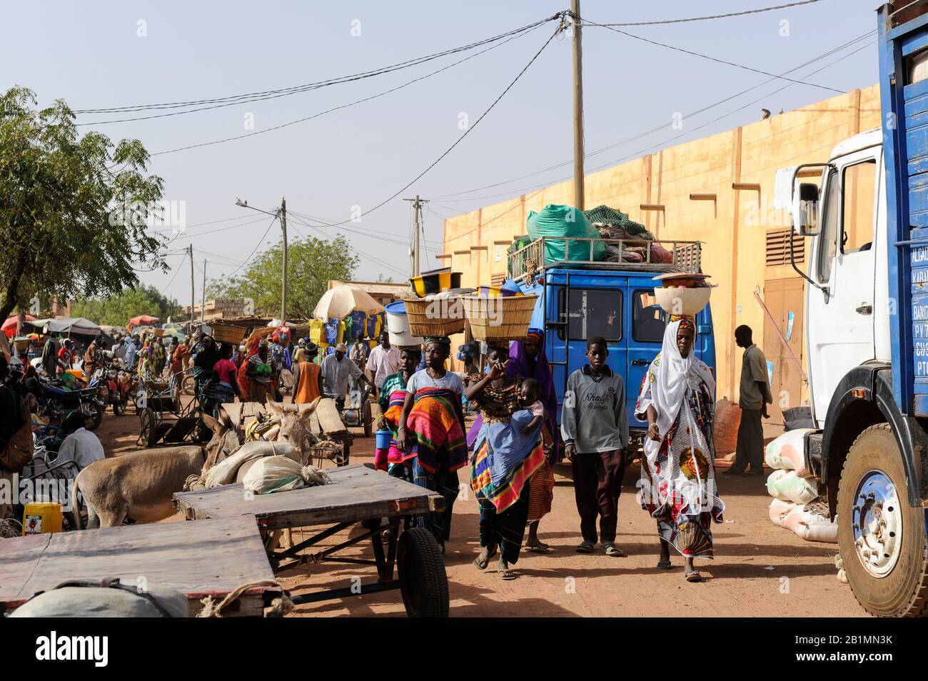 MALI, Dogonland Bandiagara , market with mixed population, Dogon and ...