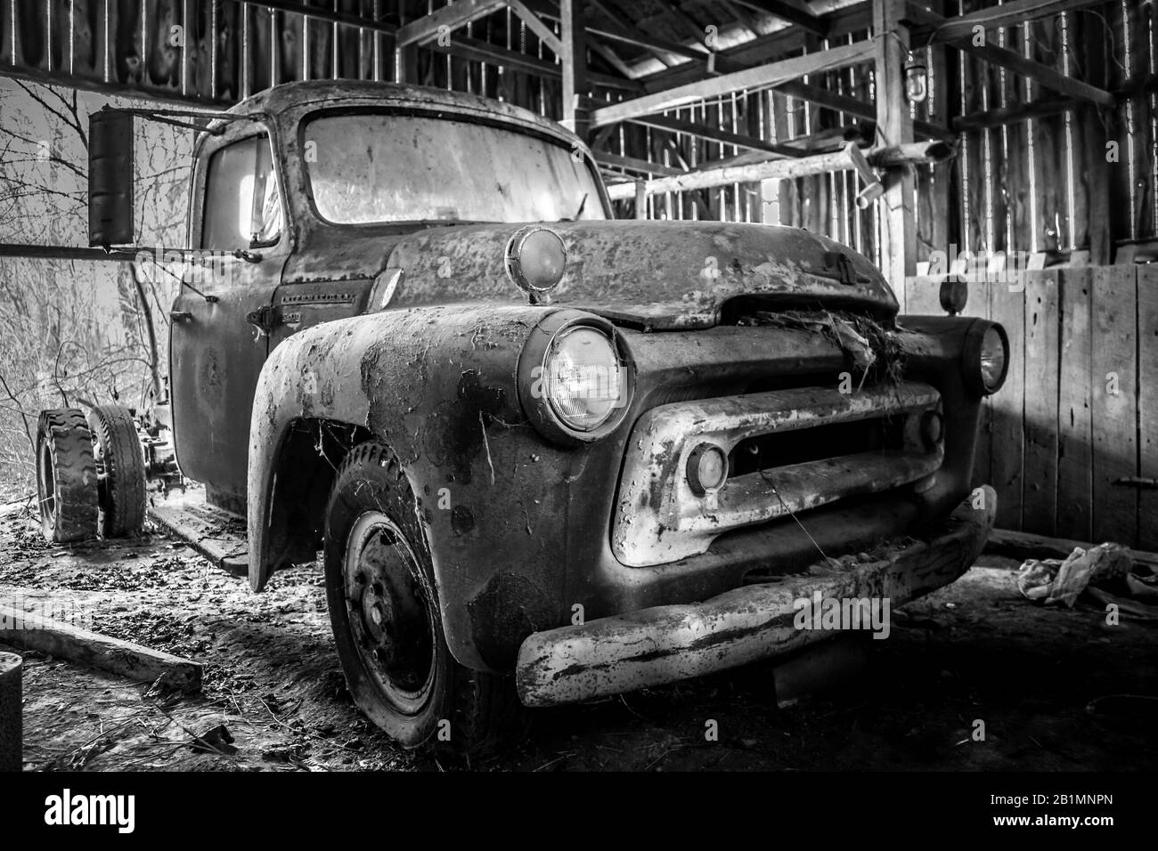 Old truck and barn hi-res stock photography and images - Alamy