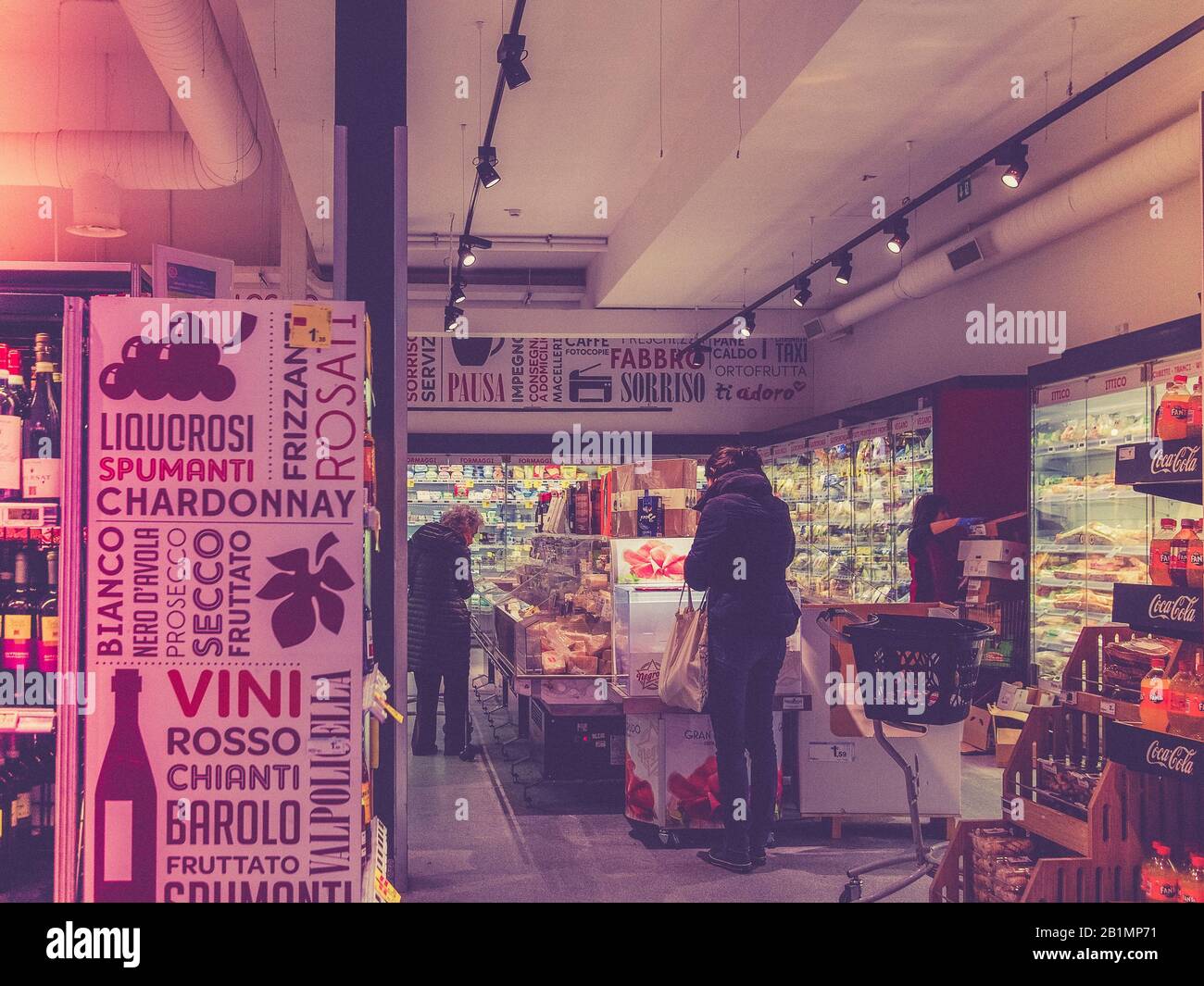 everyday life city scenes Stock Photo - Alamy