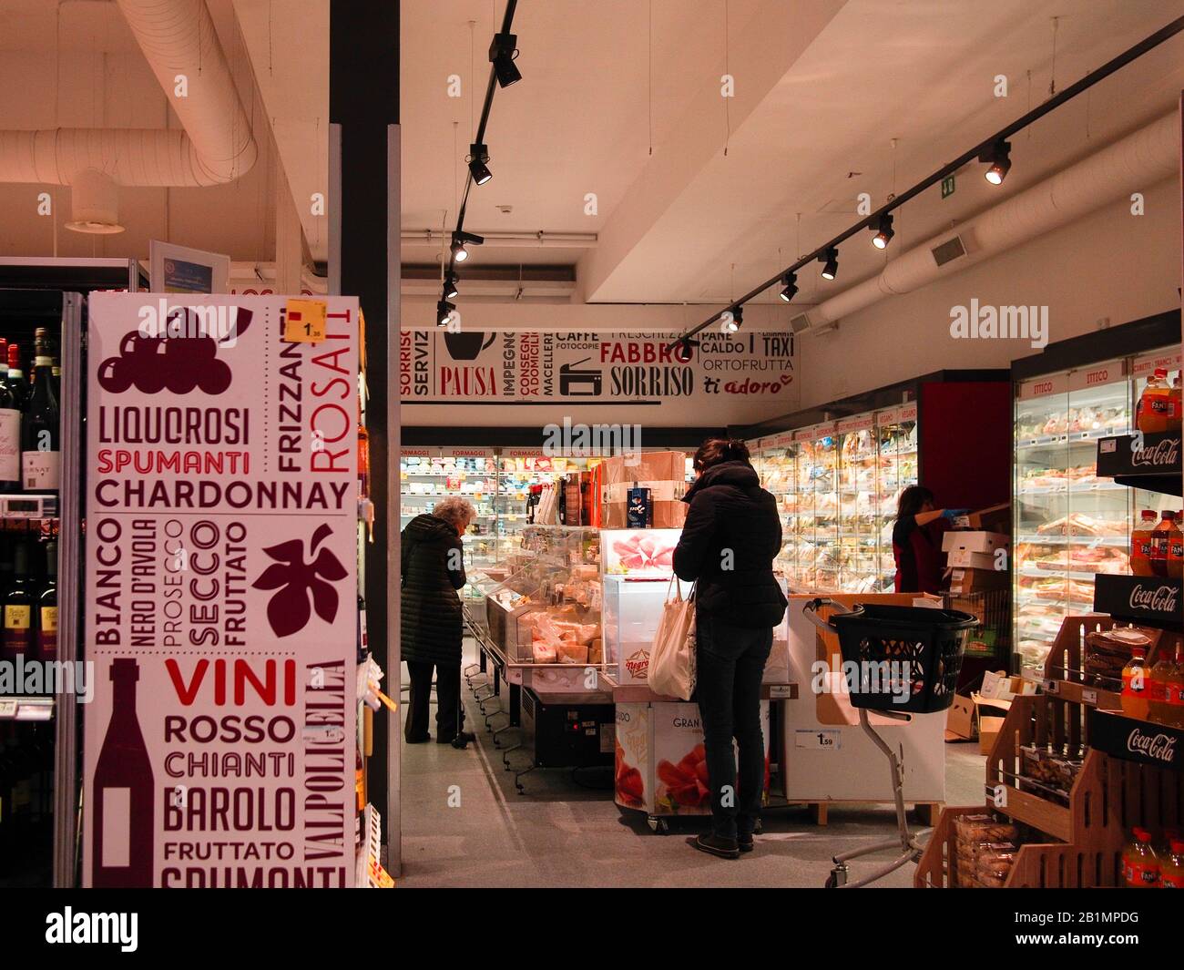 everyday life city scenes Stock Photo - Alamy