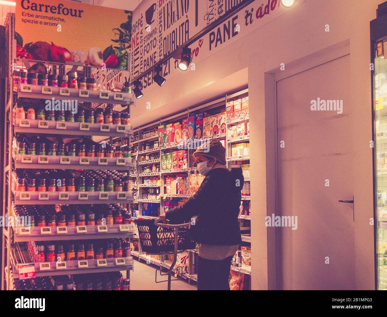 everyday life city scenes Stock Photo - Alamy