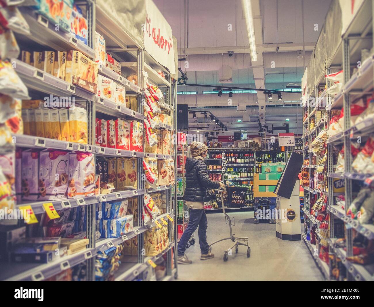 everyday life city scenes Stock Photo - Alamy