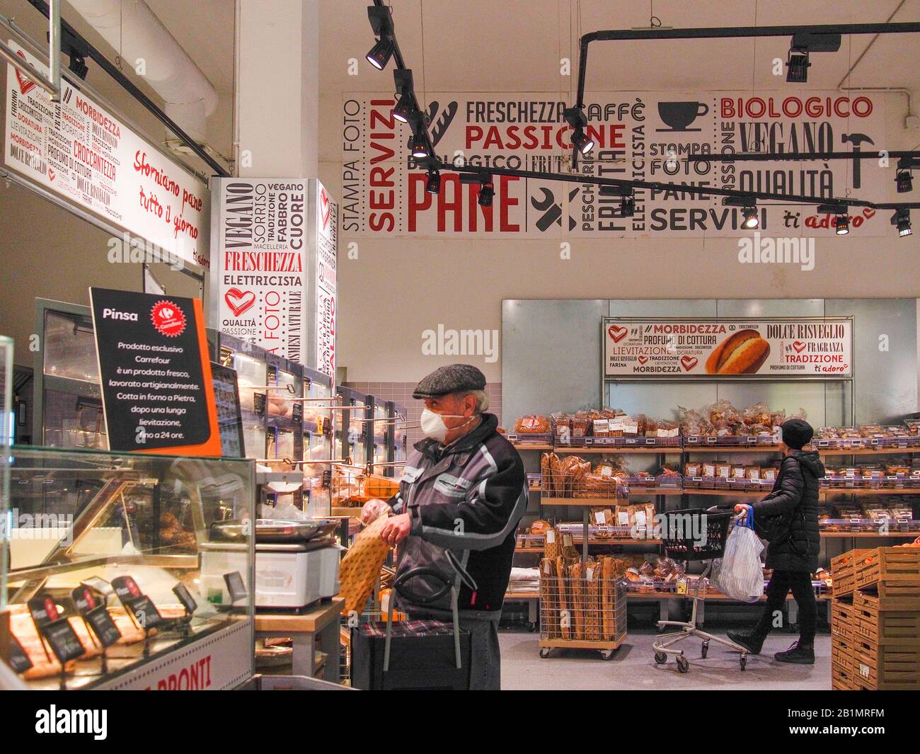 everyday life city scenes Stock Photo - Alamy