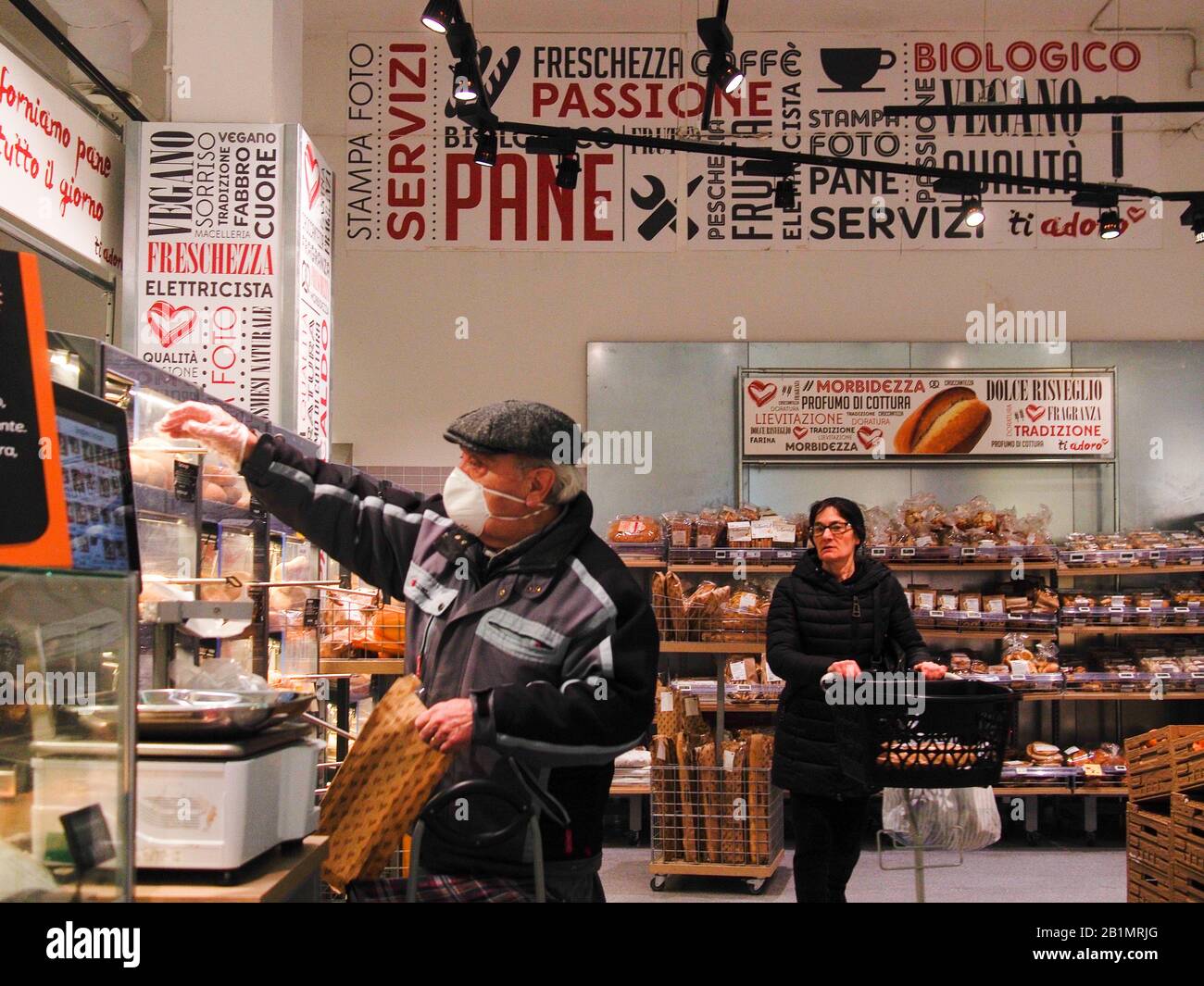 everyday life city scenes Stock Photo - Alamy