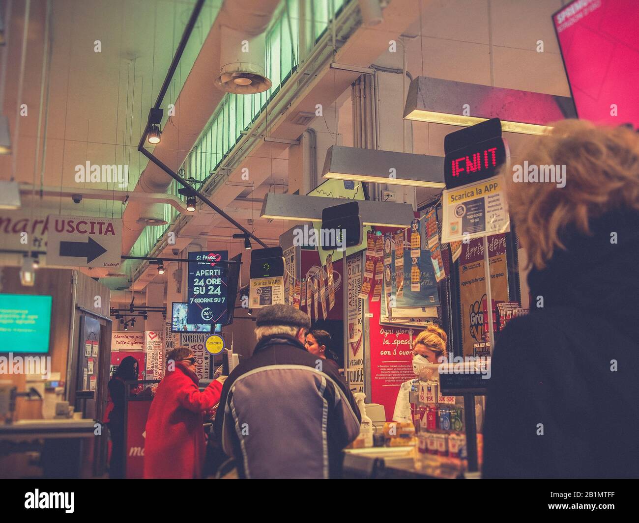 everyday life city scenes Stock Photo - Alamy