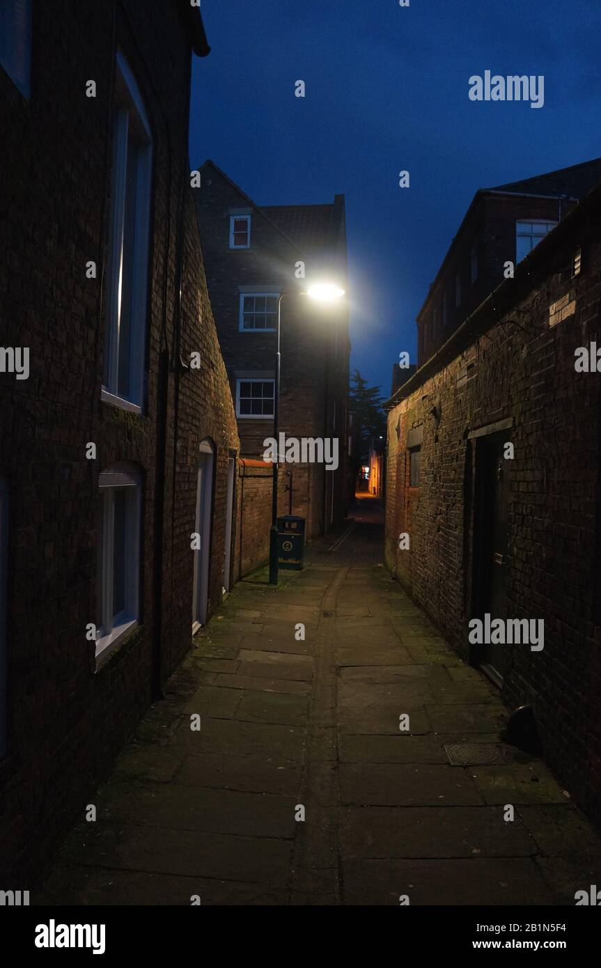 Dark alleyway with street lamp & twilight sky in Boston Lincolnshire ...
