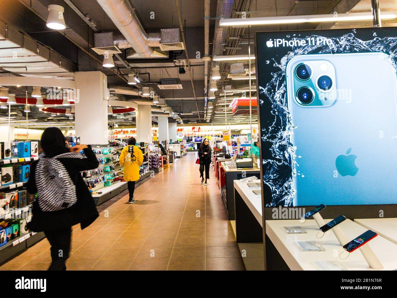 Shopping phone electronics store hi-res stock photography and images ...