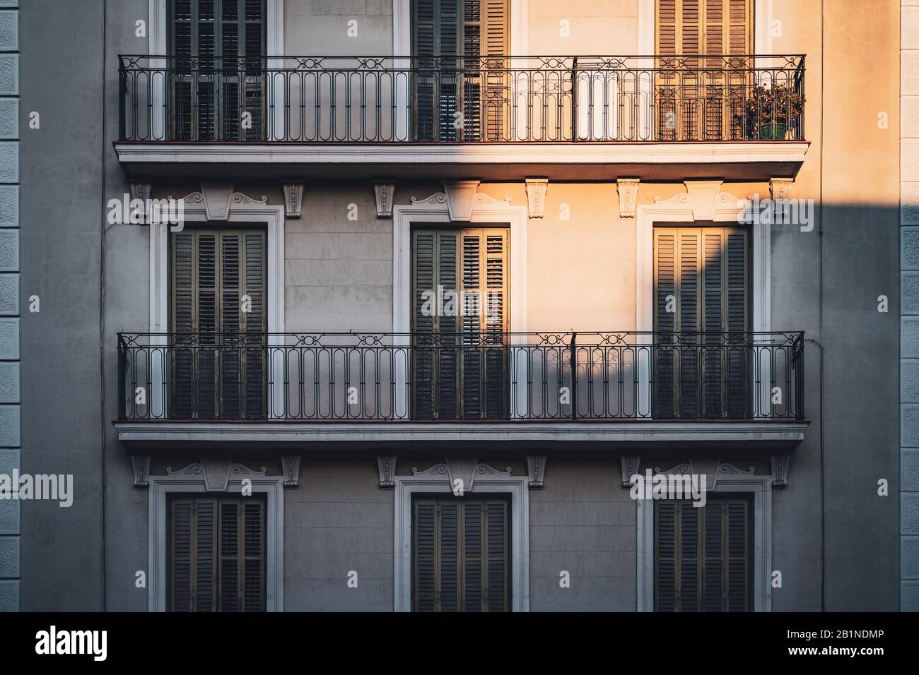 Building illuminating hi-res stock photography and images - Alamy