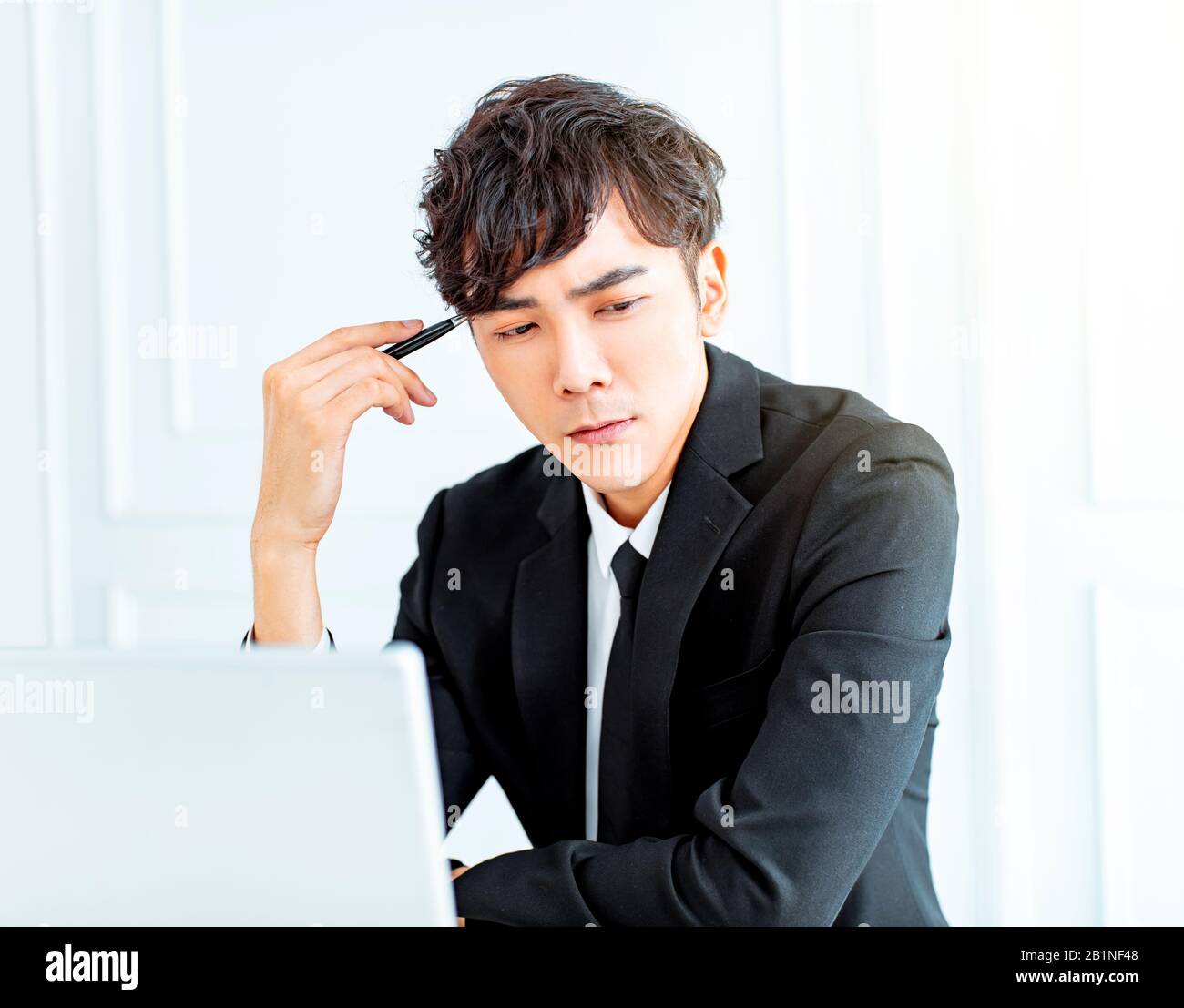 Man thinking with laptop hi-res stock photography and images - Alamy