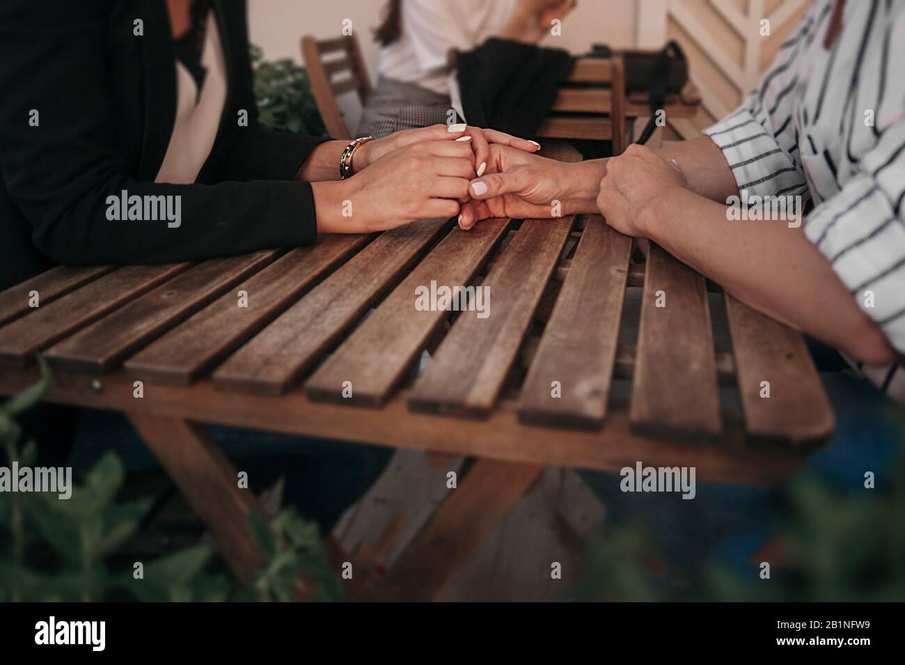 Person without in group hi-res stock photography and images - Alamy