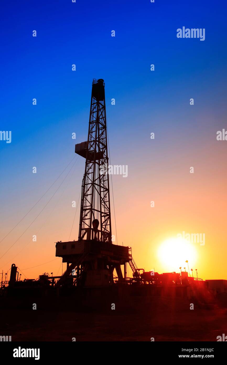 The silhouette of oilfield derrick Stock Photo - Alamy