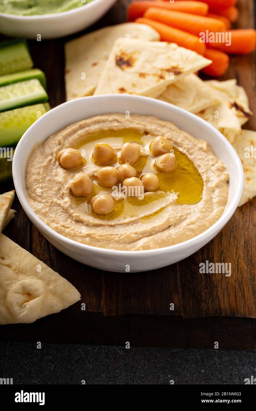 Homemade hummus with flatbread Stock Photo - Alamy