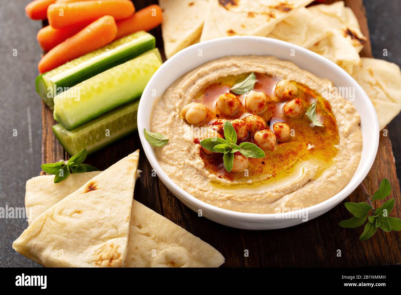 Homemade hummus with flatbread Stock Photo - Alamy