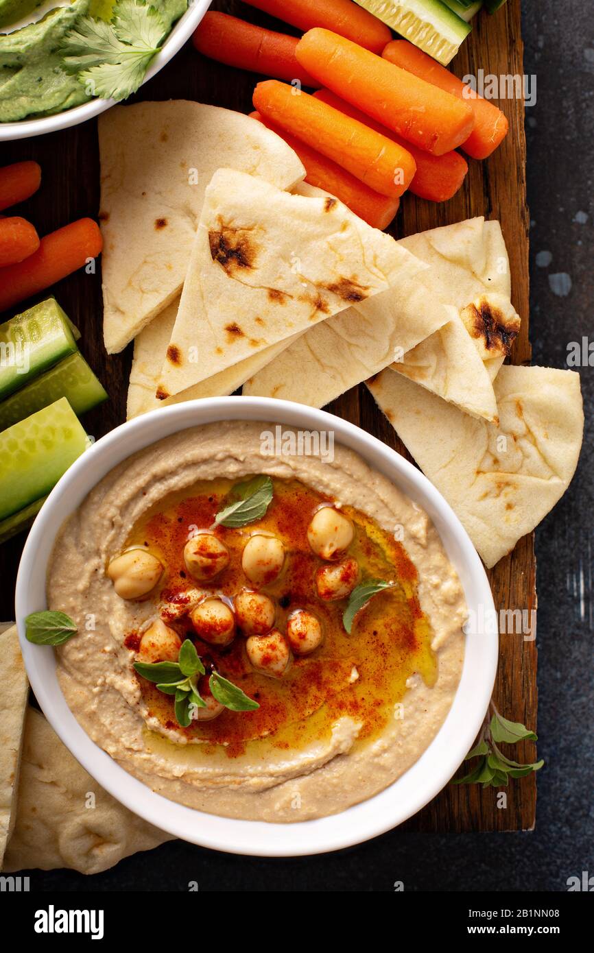 Homemade hummus with flatbread Stock Photo - Alamy