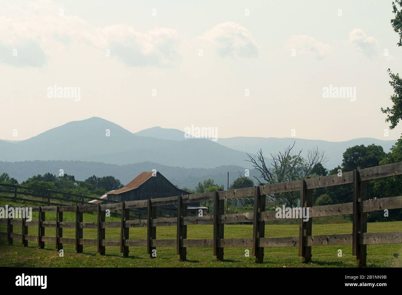 Virginia landscape farm mountains hi-res stock photography and images ...