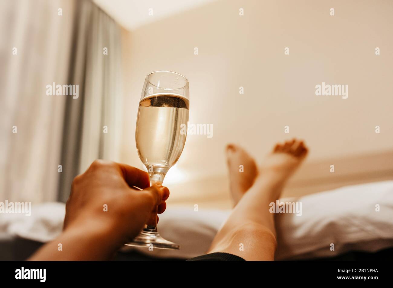 Legs bubbly champagne glass hi-res stock photography and images - Alamy