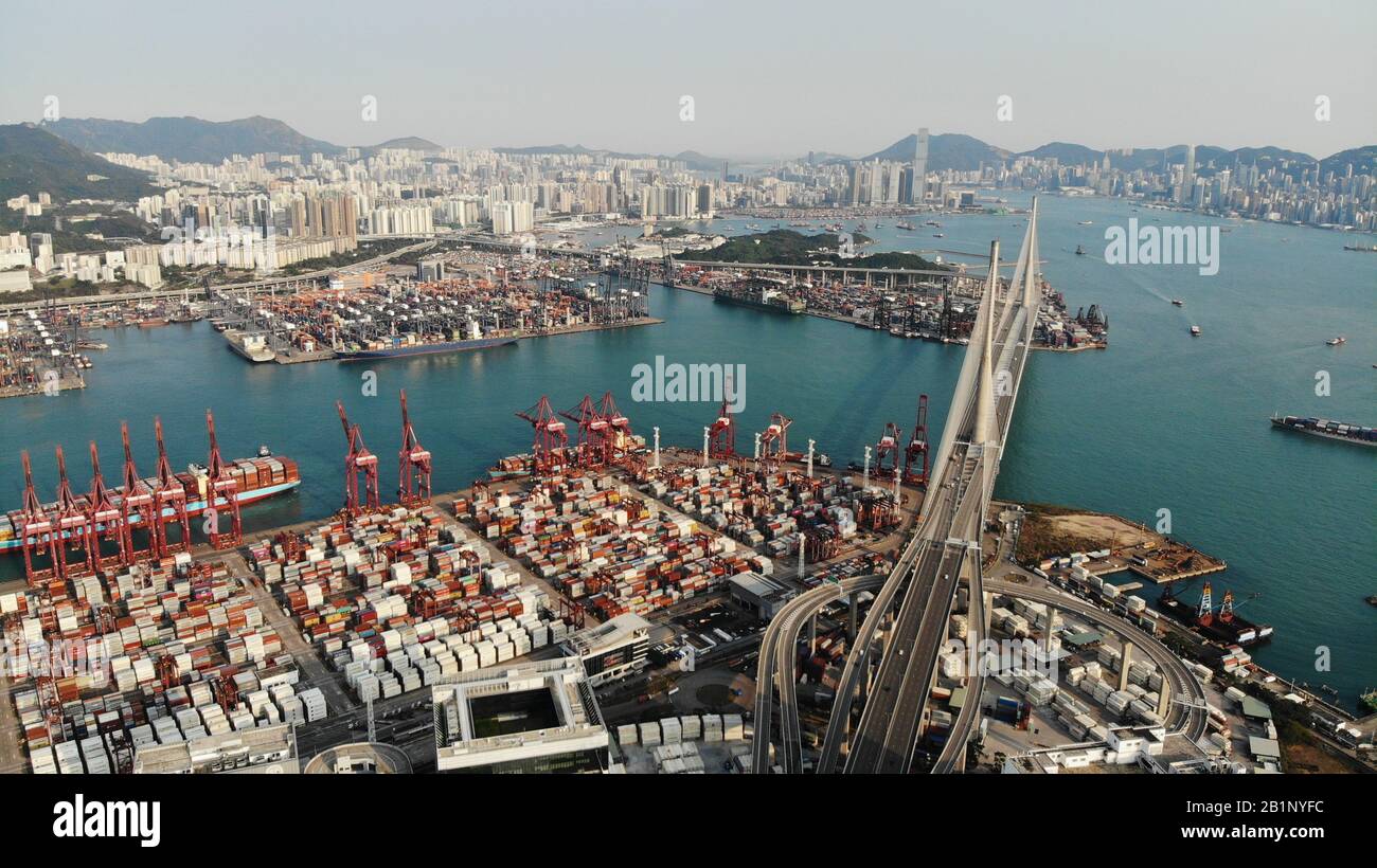 Kwai chung container port hi-res stock photography and images - Alamy