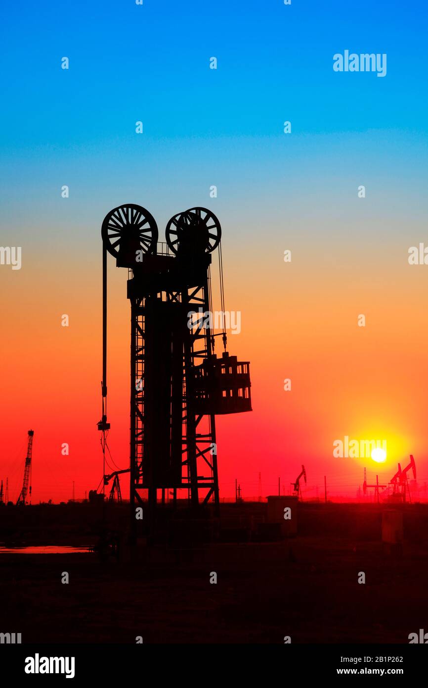 The silhouette of tower type pumping unit Stock Photo - Alamy