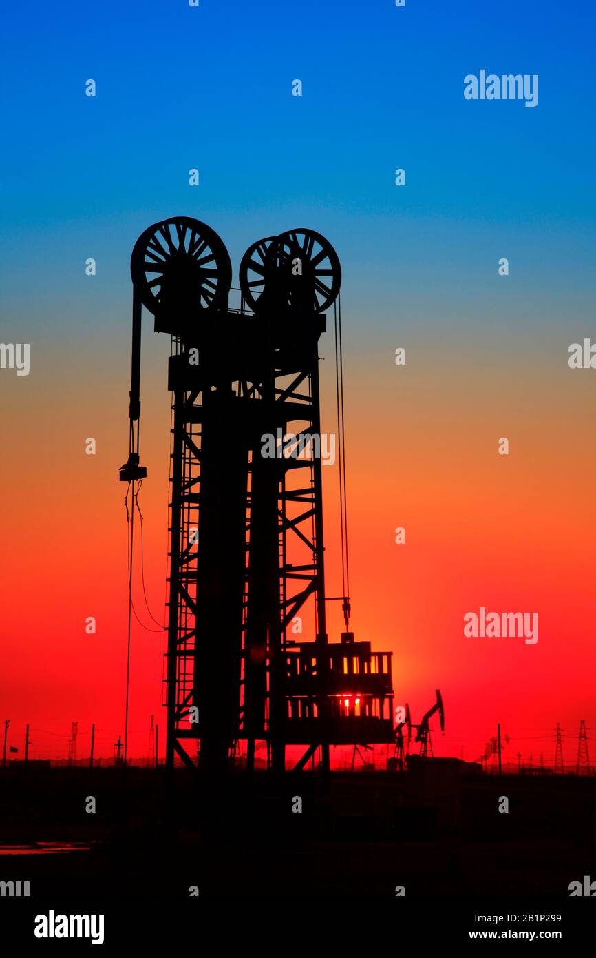 The silhouette of tower type pumping unit Stock Photo - Alamy