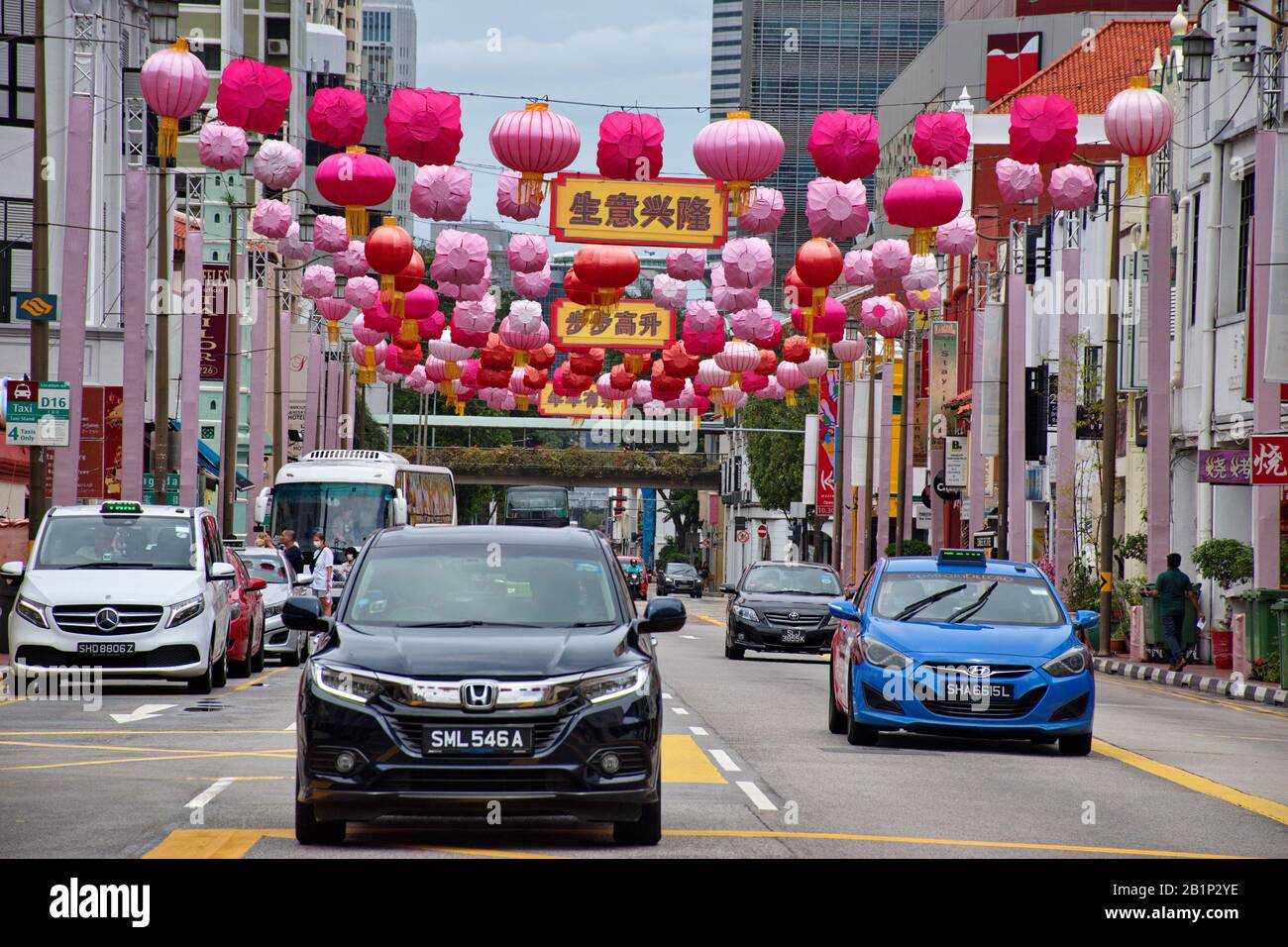 Rush hour in China Town in Singapore Stock Photo - Alamy