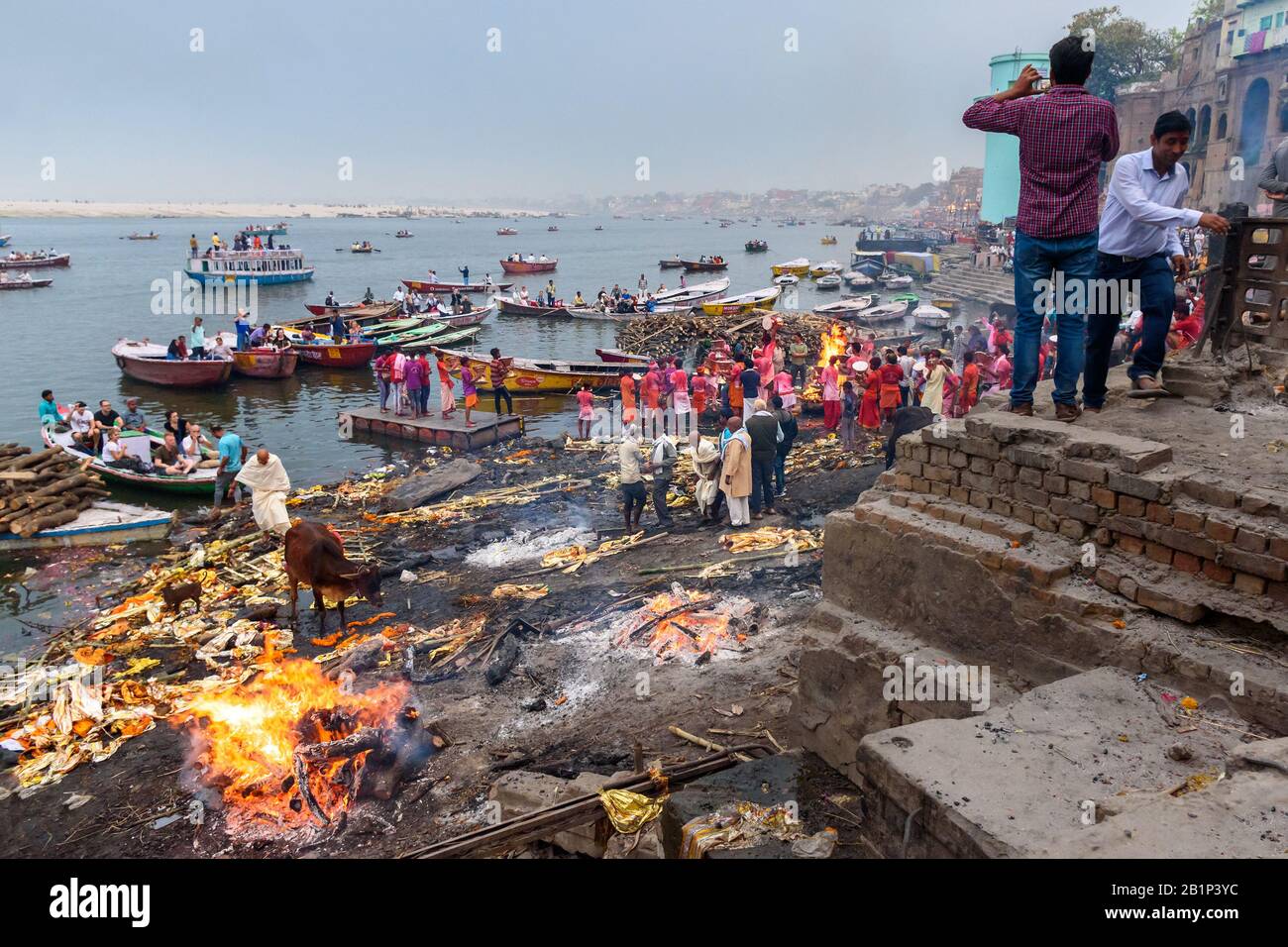 Cremation ceremony in Manikarnika Ghat on the Ganga River in Varanasi ...