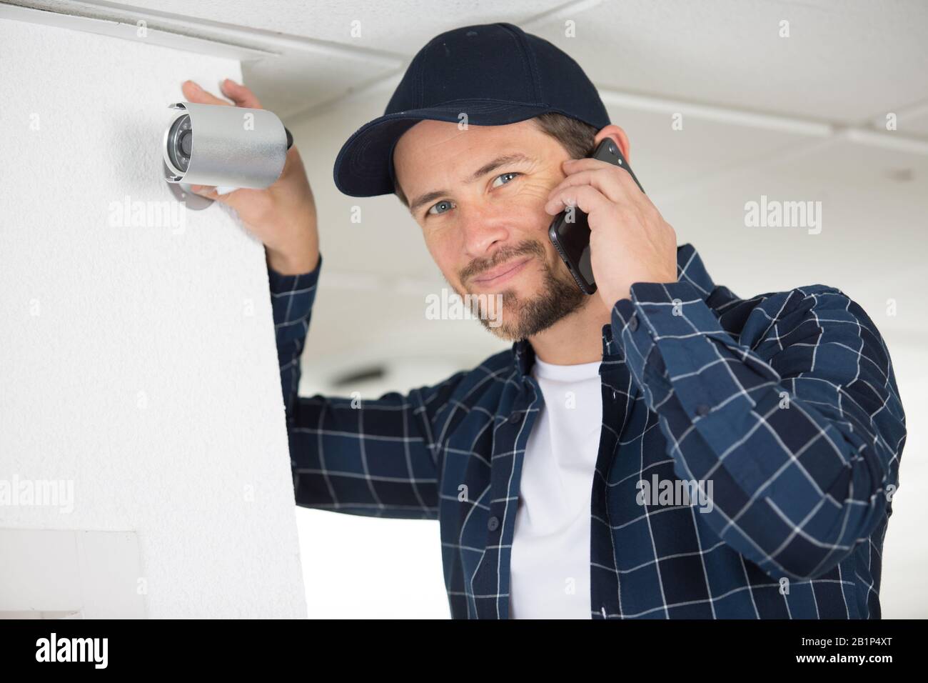 Man installing cctv system hi-res stock photography and images - Alamy