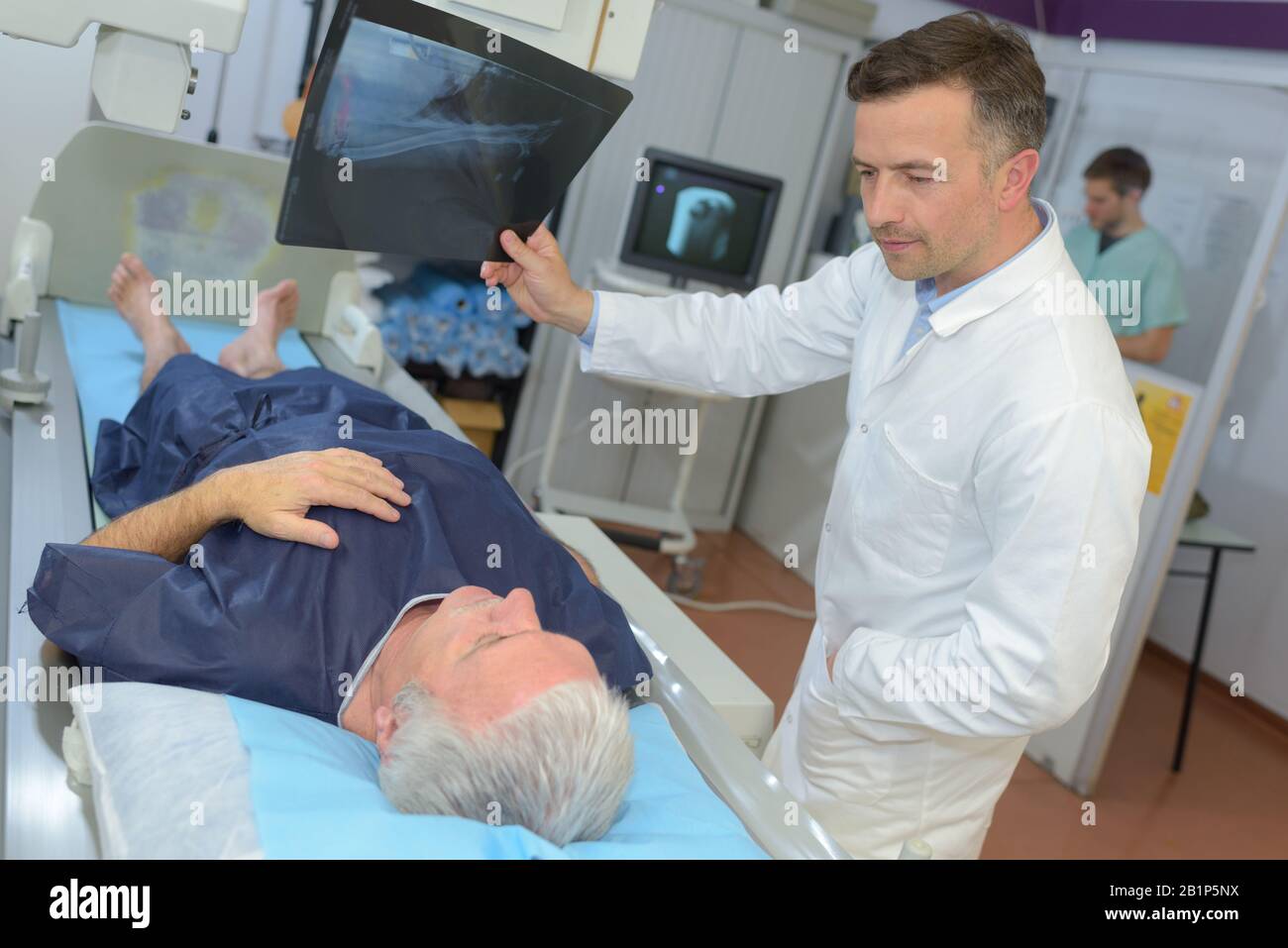doctor showing xray to patient Stock Photo - Alamy