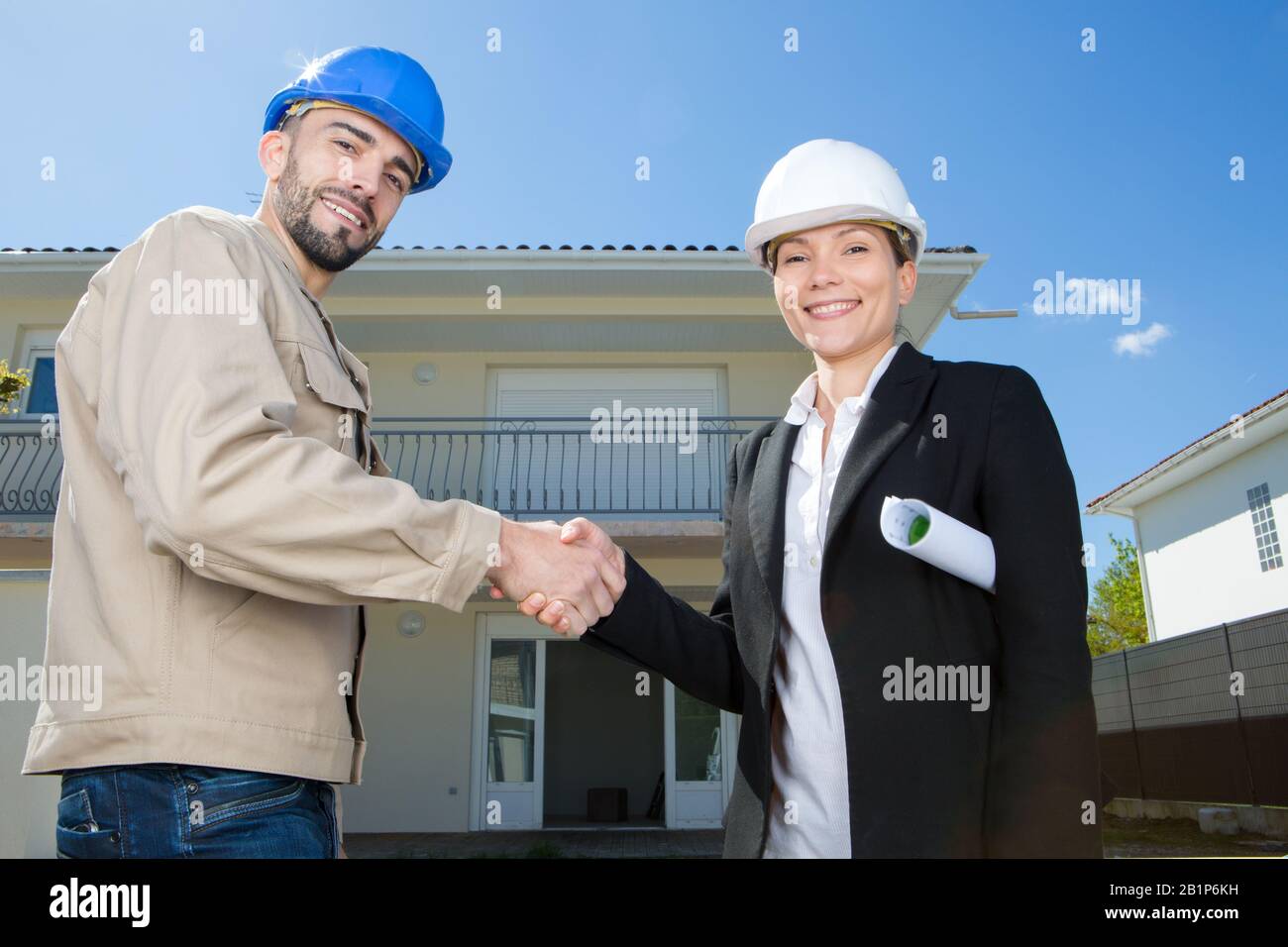 Contractor shaking hands hi-res stock photography and images - Alamy