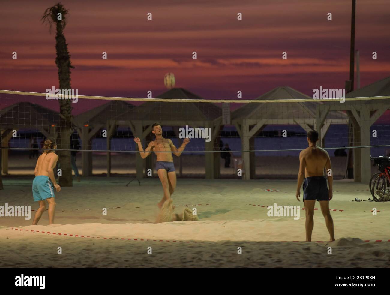 Strand volleyball hi-res stock photography and images - Alamy