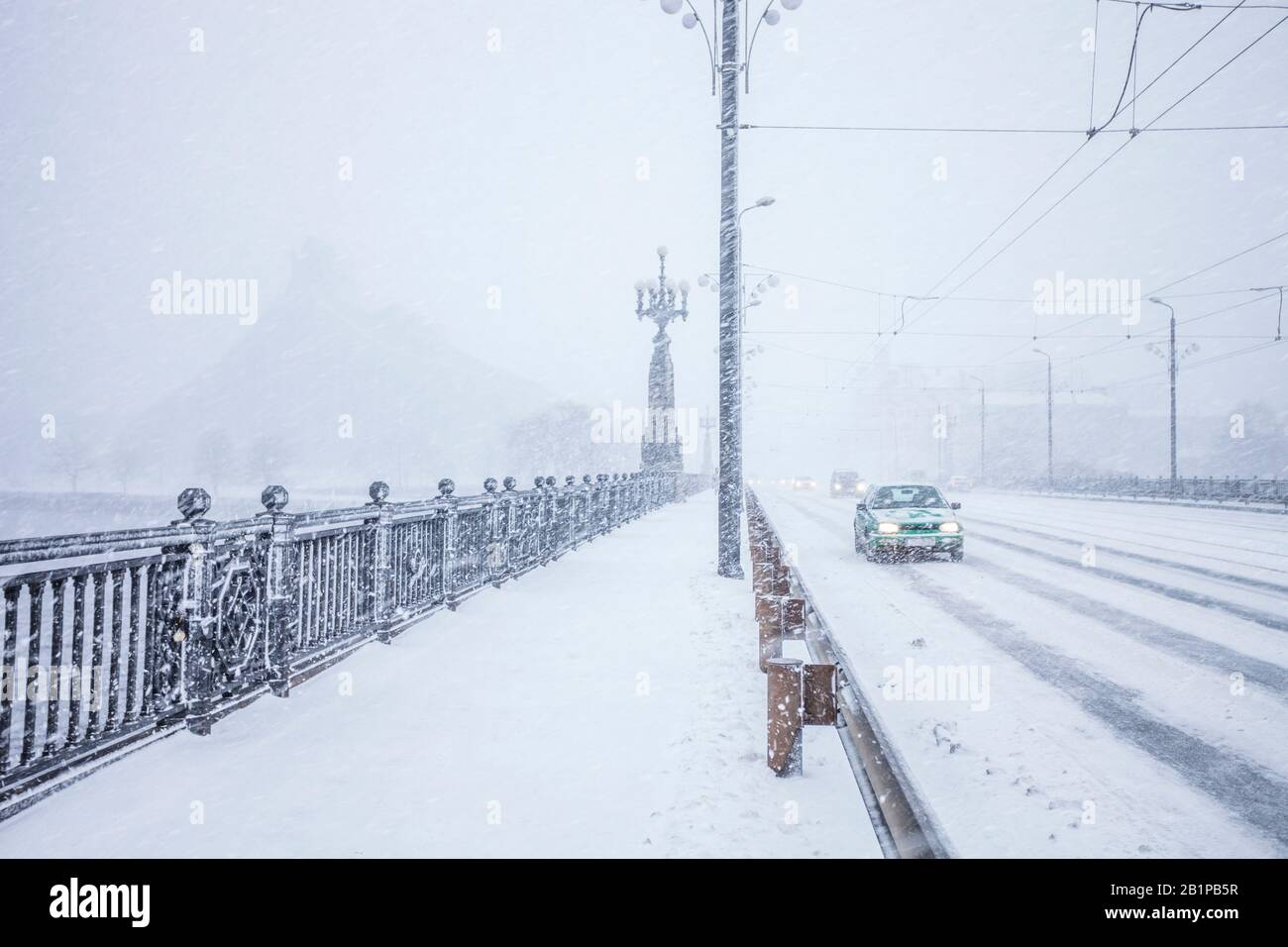 Heavy snow car falling hi-res stock photography and images - Alamy