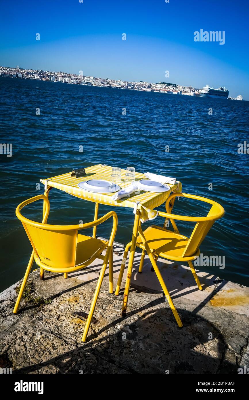Outdoor riverside cafe seating hi-res stock photography and images - Alamy