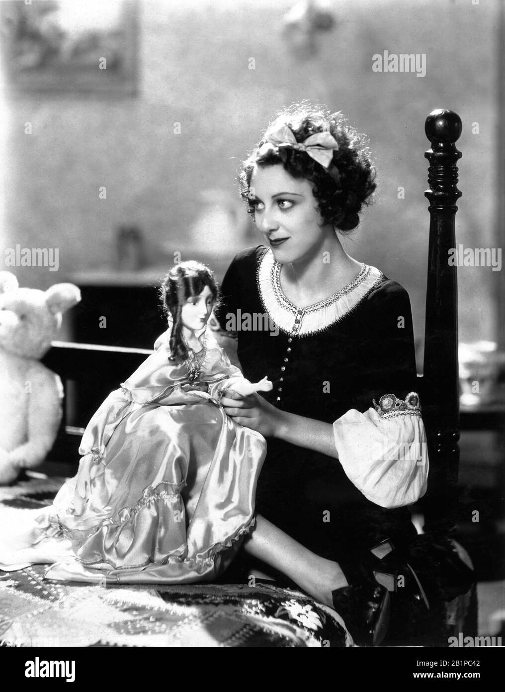 ANN DVORAK as Cesca Camonte sitting on bed with china doll in SCARFACE ...