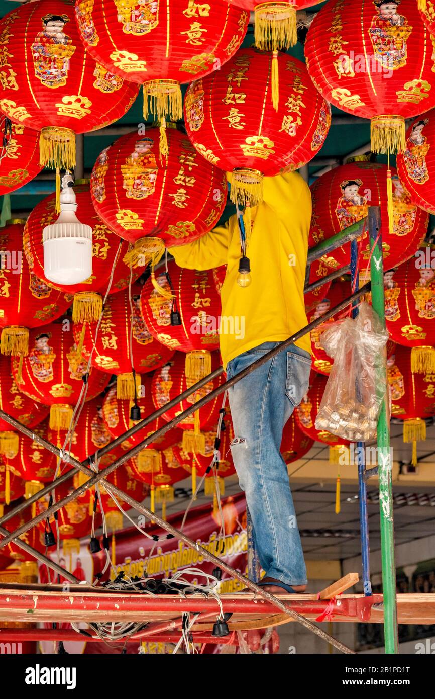 Chinese man buddhist temple hi-res stock photography and images - Alamy
