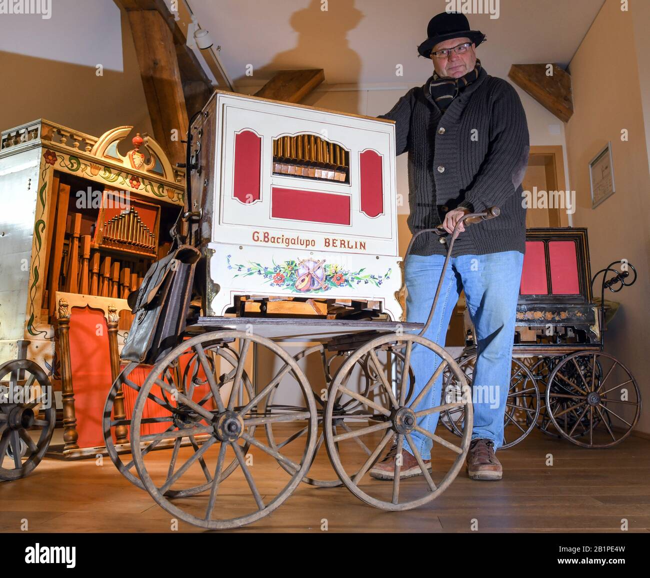 Roland organ hi-res stock photography and images - Alamy