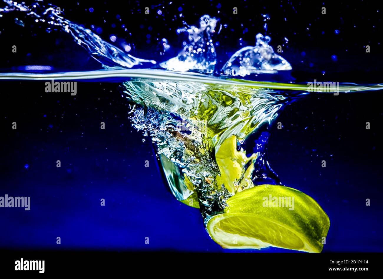 lemon drop into water Stock Photo - Alamy