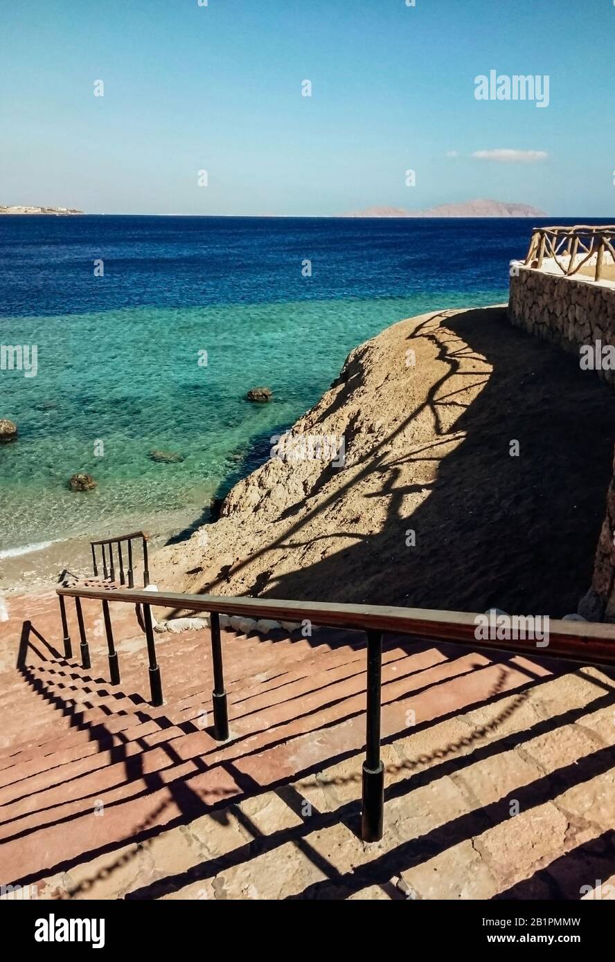 Stairs to the sea. Stairs down to beach with blue seas Stock Photo - Alamy