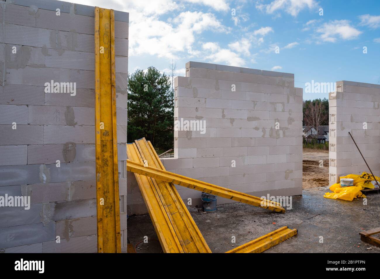building a house Stock Photo - Alamy