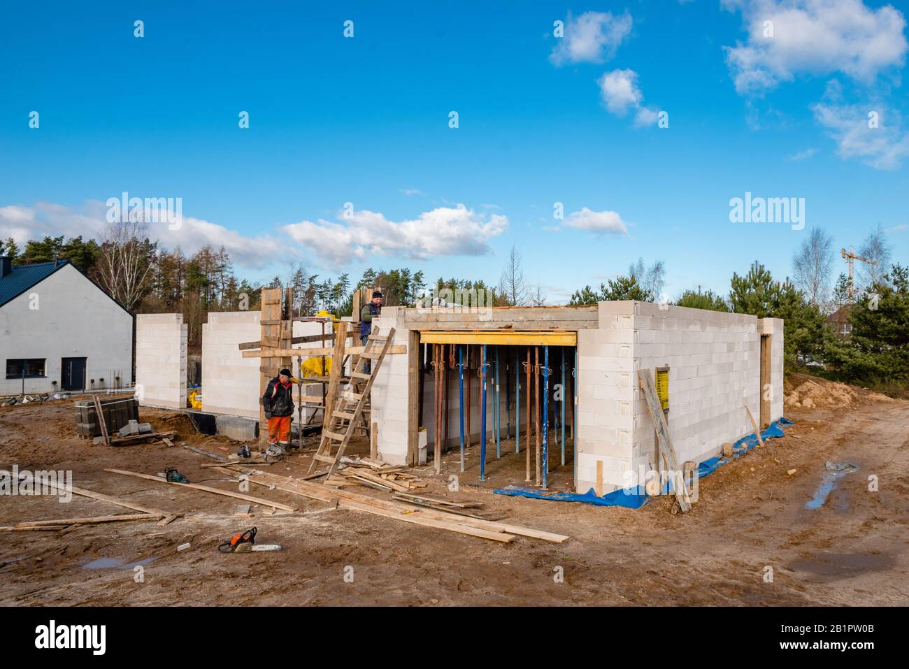 building a house Stock Photo - Alamy