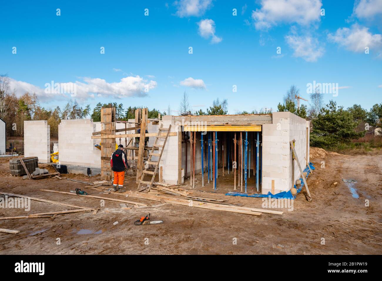 building a house Stock Photo - Alamy