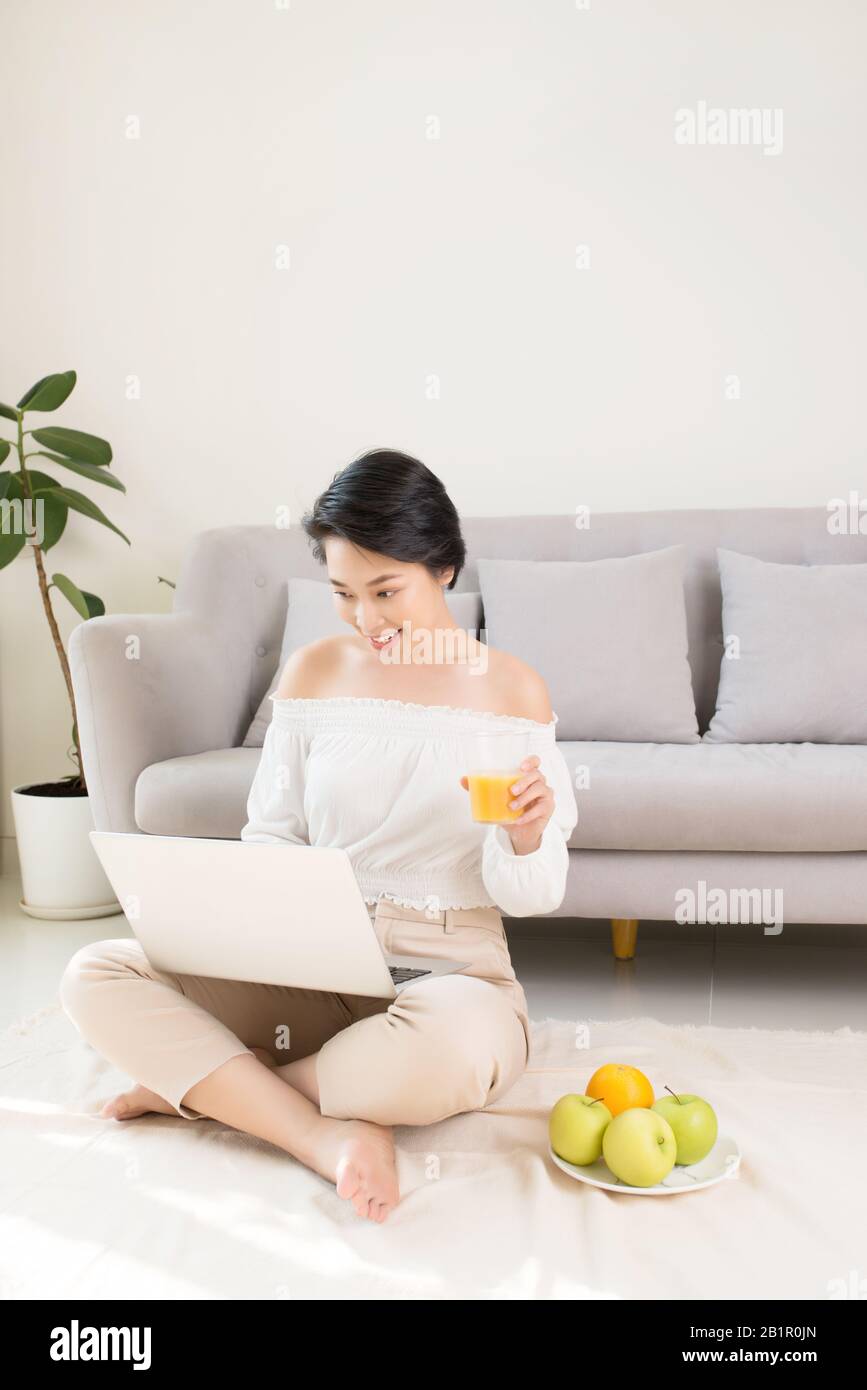 Beautiful japanese lady using hi-res stock photography and images - Alamy