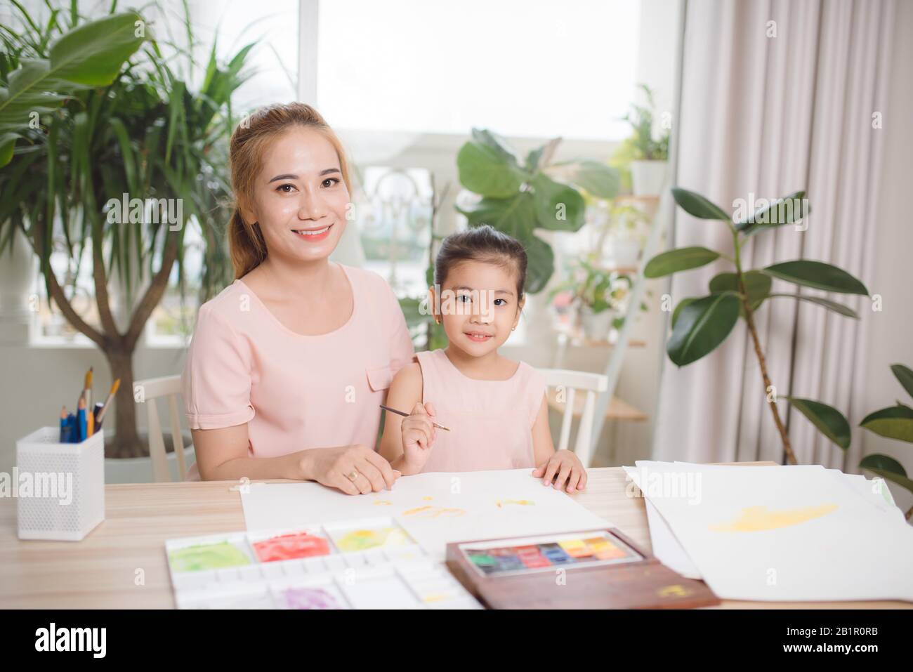 Mother teaches her child how to draw Stock Photo - Alamy