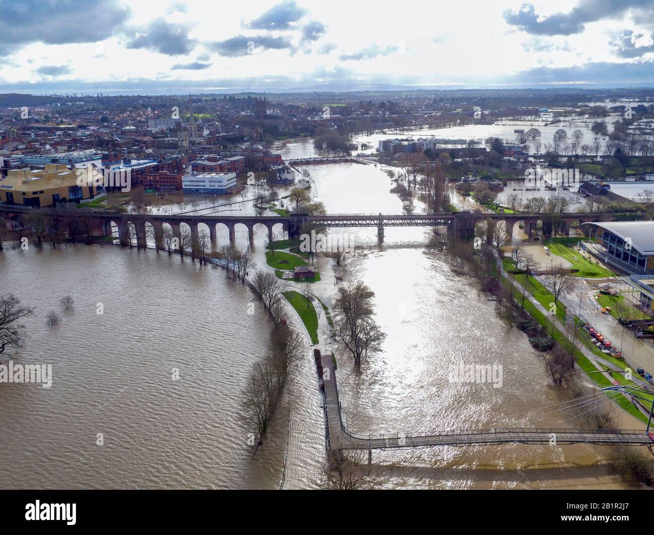 Flood water surrounds worcester city centre hi-res stock photography ...