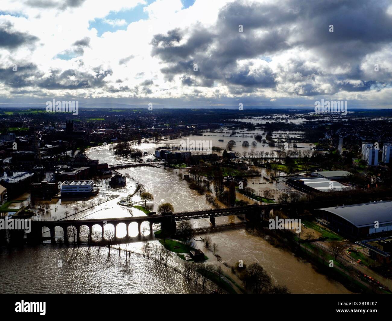 Flood water surrounds worcester city centre hi-res stock photography ...