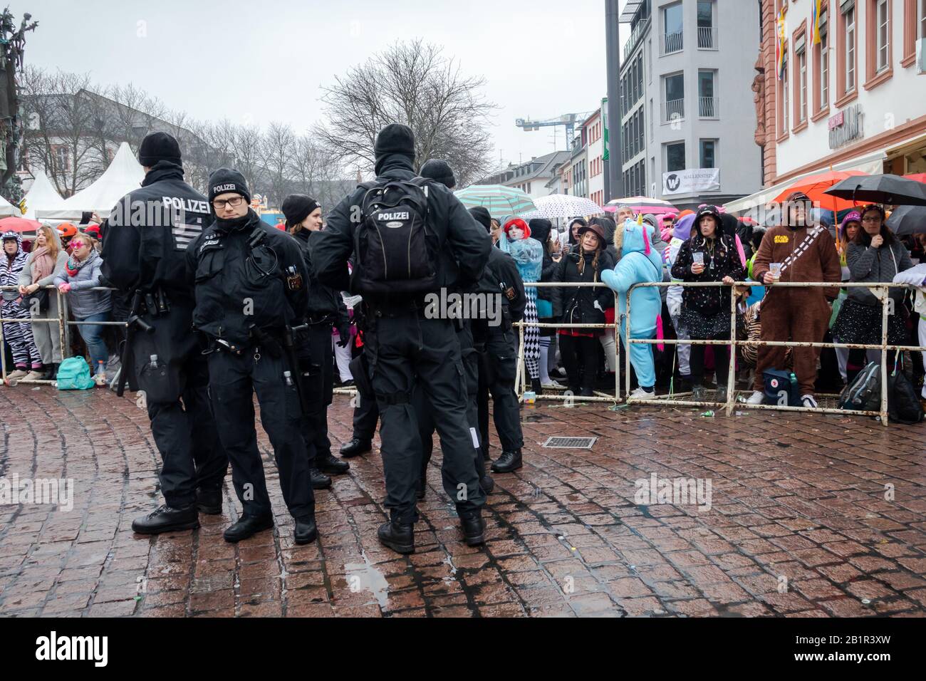 Polizei (police) watch the crowd before the Rose Monday parade in Mainz ...
