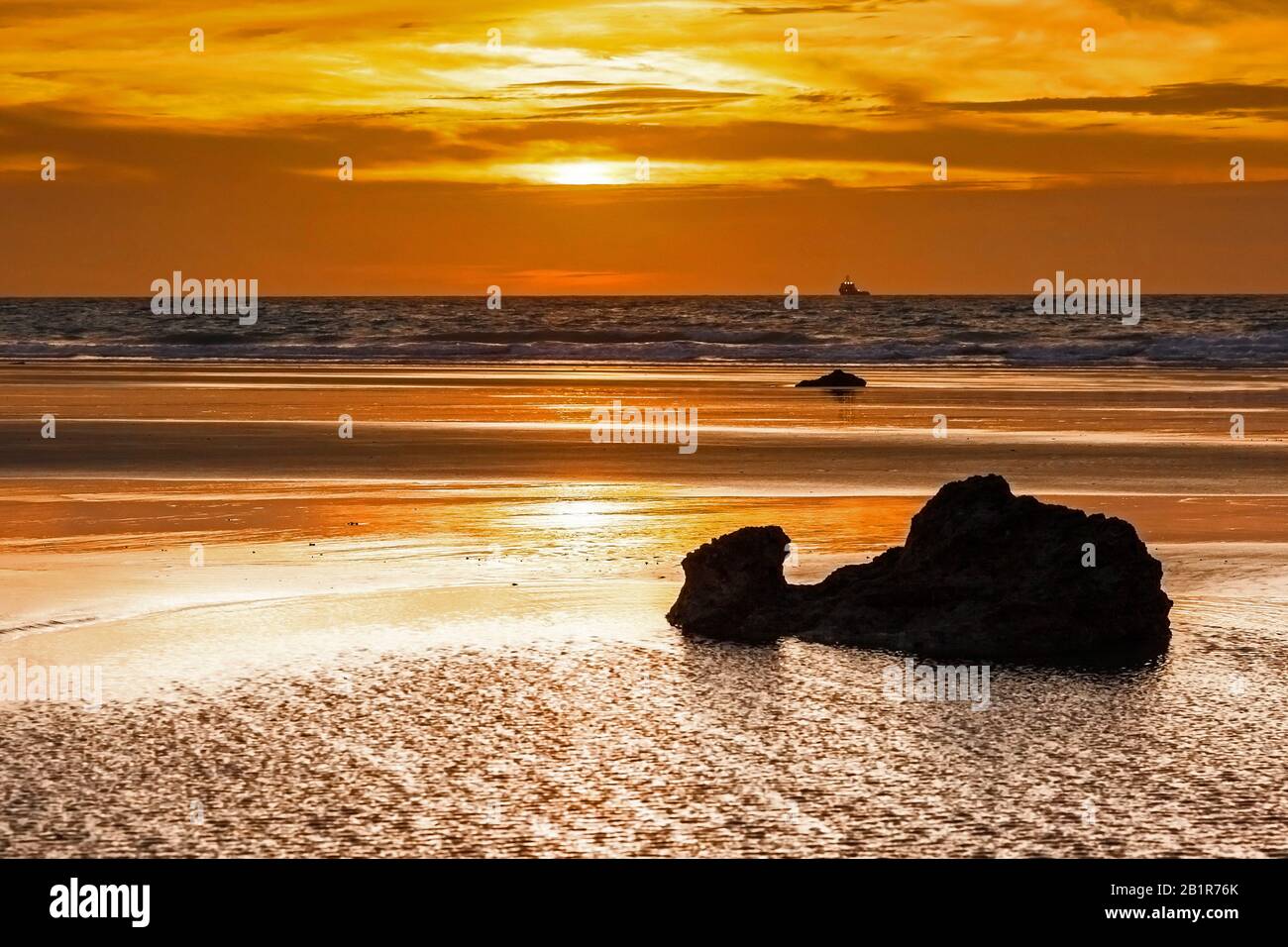 Broome rocks ocean sea coast hi-res stock photography and images - Alamy