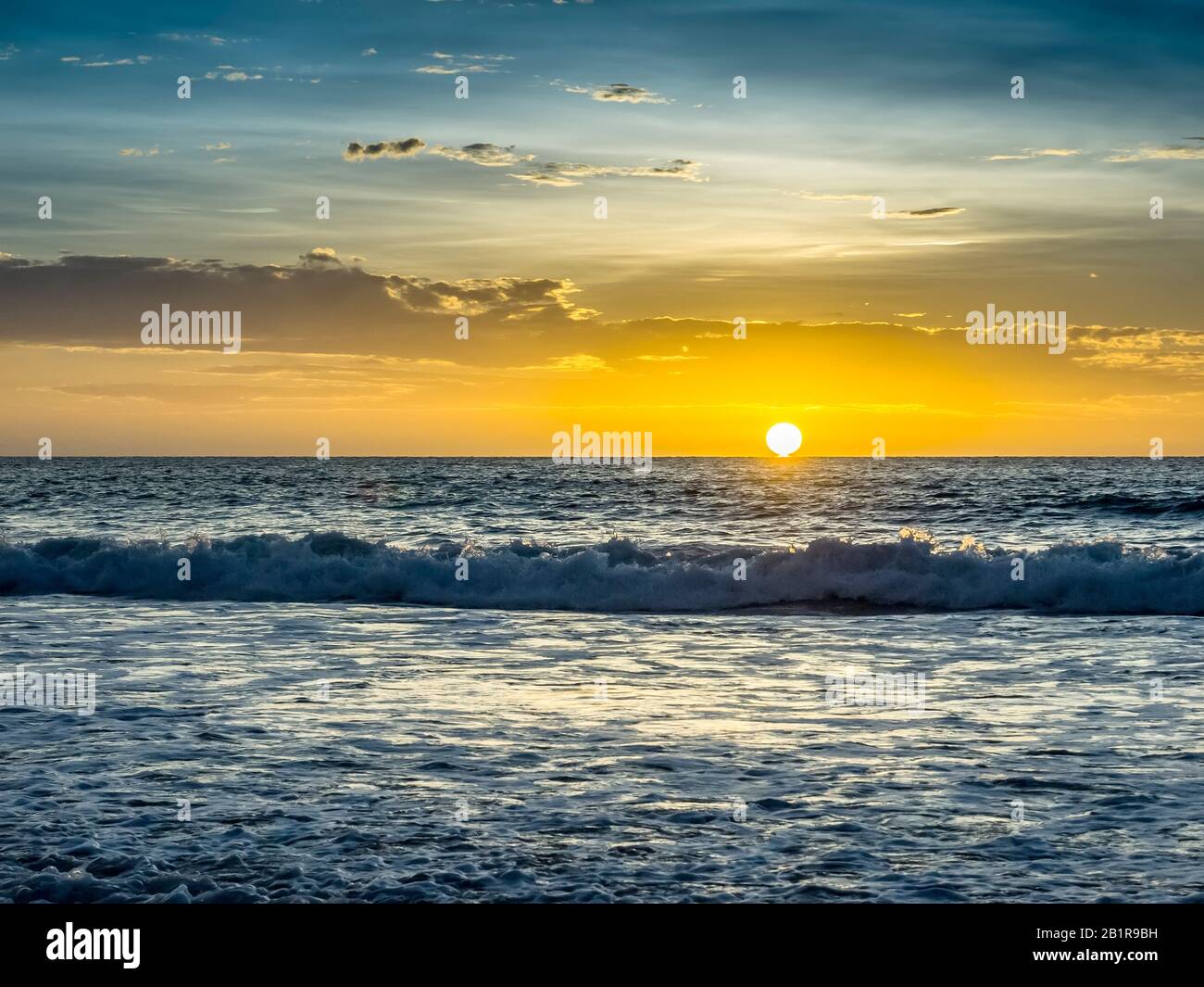 Sunrises over oceans hi-res stock photography and images - Alamy