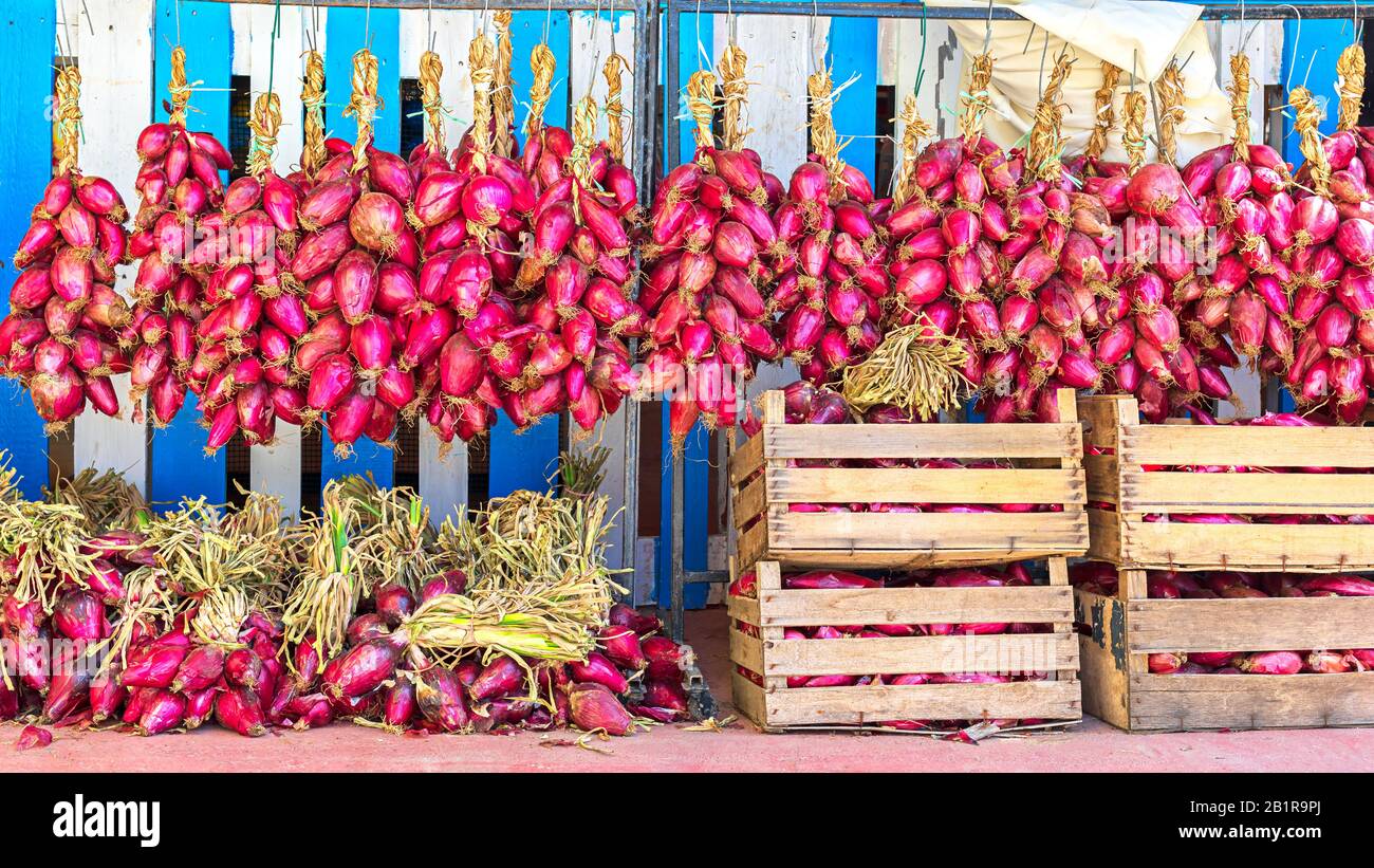 The sweet red onion of tropea hi-res stock photography and images - Alamy